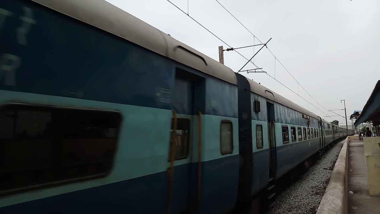 Train 12603 Chennai Central to Hyderabad SF Express crossing at Annanur ...