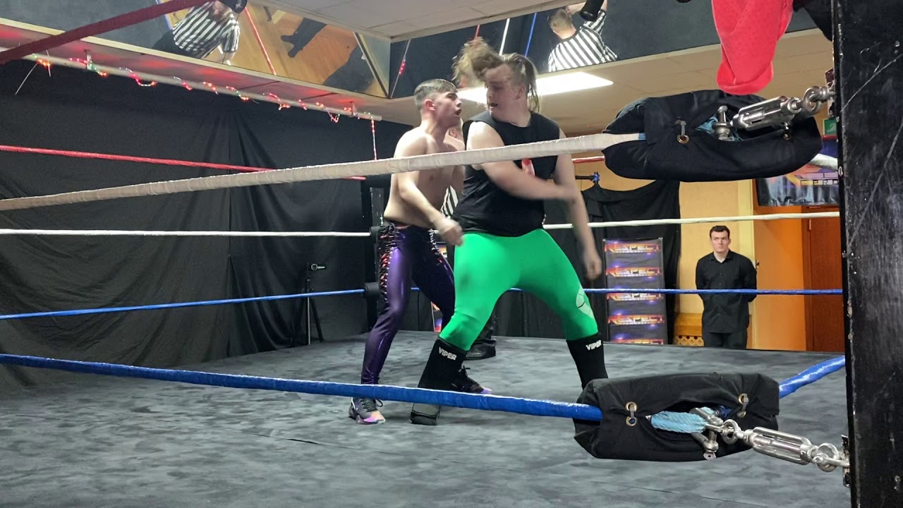 Sean Martin vs Mark Wilson - YouTube