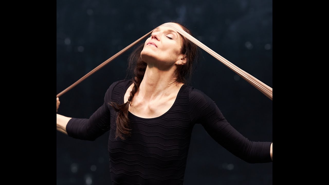 Performance von Julie Anne Stanzak zur Ausstellung „Senga Nengudi“ im ...
