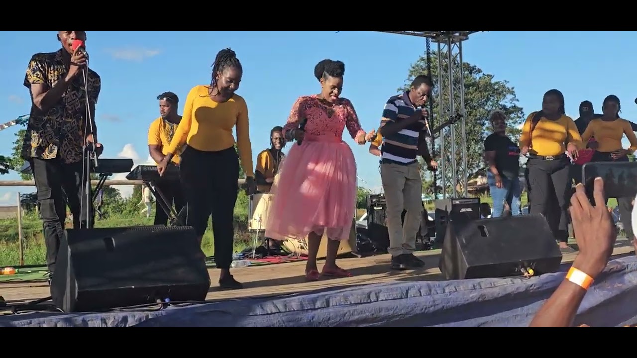 Mhanza haisekwi by Dorcas Moyo live paChipinge ft Aleck Macheso - YouTube