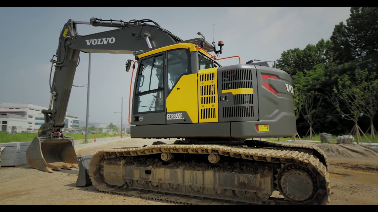 Volvo crawler excavator ECR355E with short swing radius - YouTube
