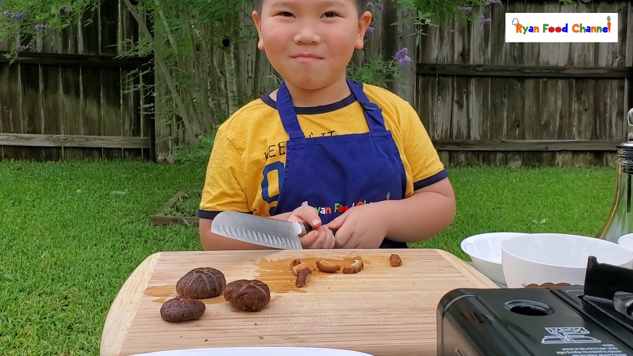 Ryan Cooking Stir Fry Noodles - YouTube