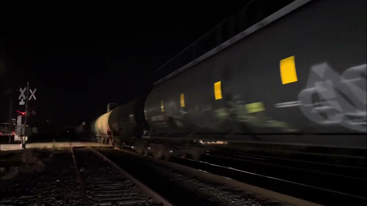CSX 309 CW44AC (YN2) leads CSX M404 through south Plainfield - YouTube