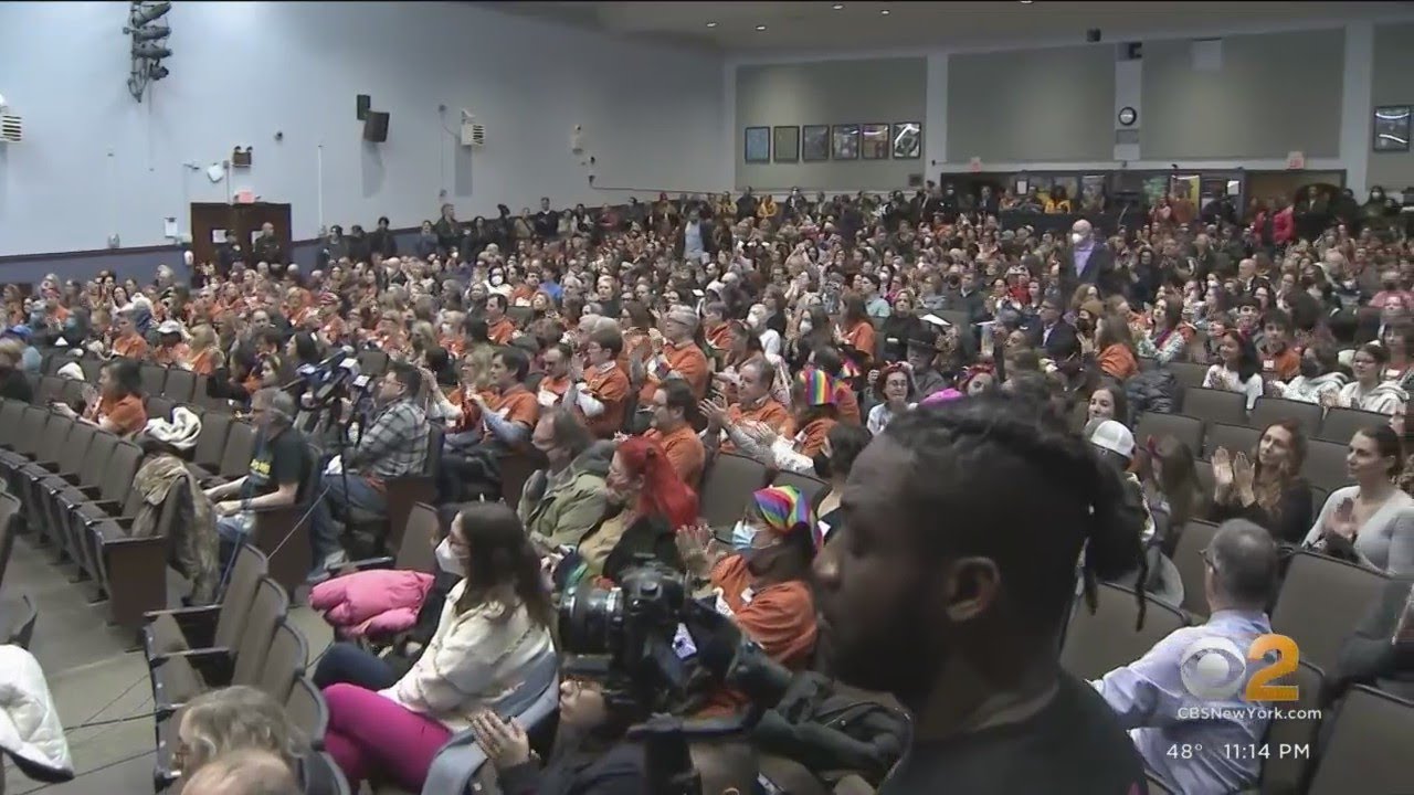 Over 200 people attend meeting about LGBTQ+ books at N.J. library - YouTube