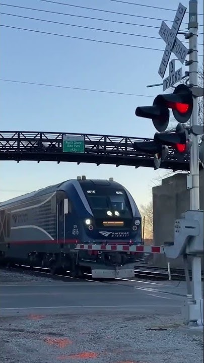 Amtrak Hiawatha’s Meet at Rondout, IL - YouTube