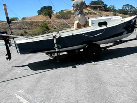 Raising mast on Oday 19 Mariner - YouTube