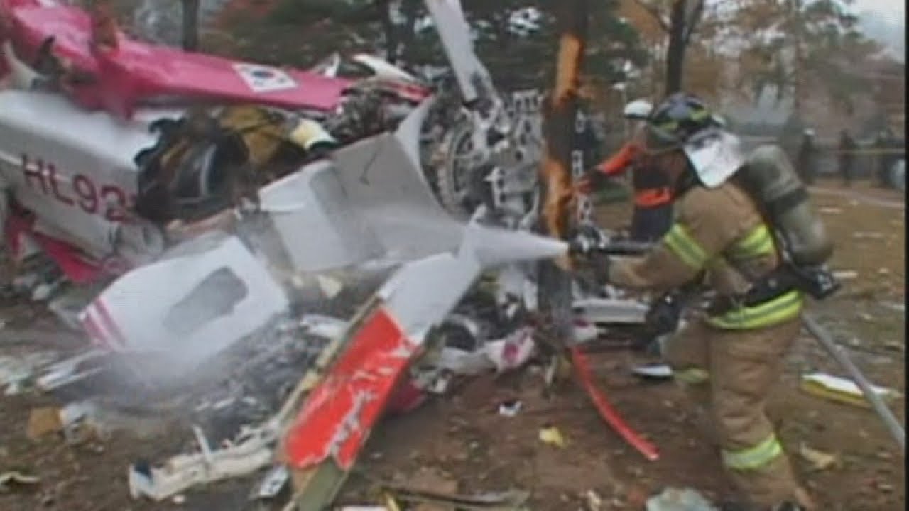 Two dead after helicopter crashes into high-rise in Seoul - YouTube