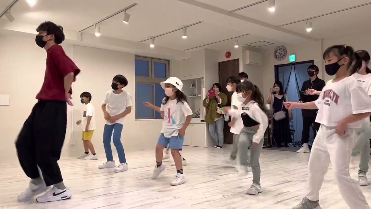 男の子もダンスを楽しもう🎵💎日曜日のkpop &Jpopダンス💎 アシスタントしゅんせい先生といっしょにBTSダンス🎵 - YouTube