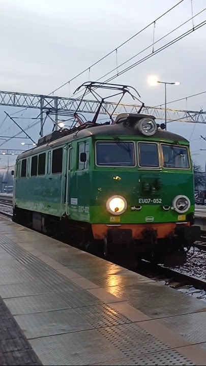 RARYTAS EU07-052 KONICZYNKA manewruje luzem na stacji Lublin Główny - YouTube
