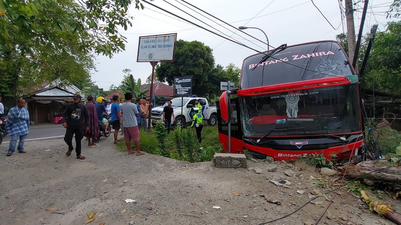 Bus Bintang Zahira VS Sepeda Motor, Penumpang Dievakuasi - YouTube