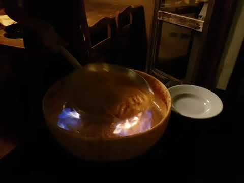 Pasta flambe cucina italiana dentro una forma di parmigiano - YouTube