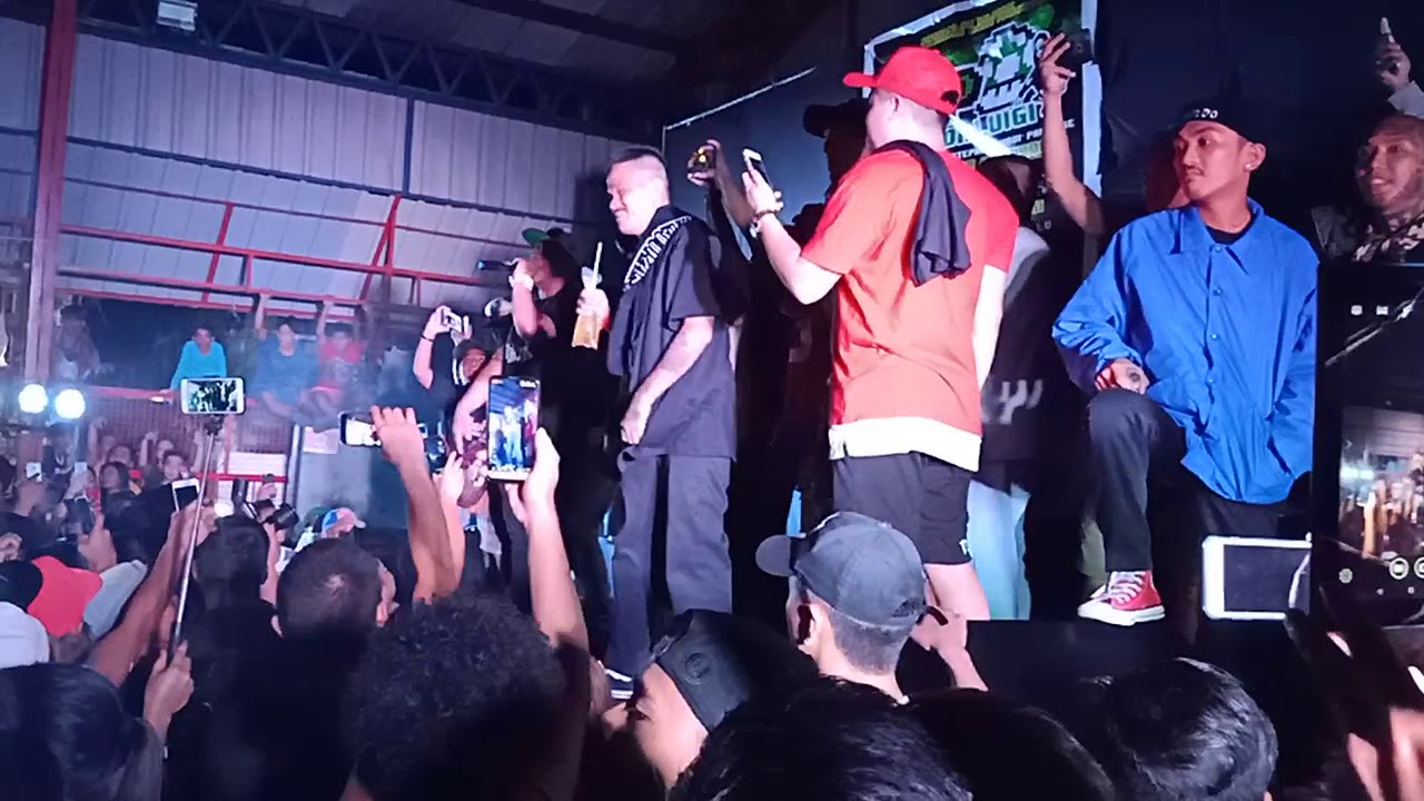 Mike Kosa - Lakas Tama (Live Performance @ KALOOKALS EVENT) - YouTube