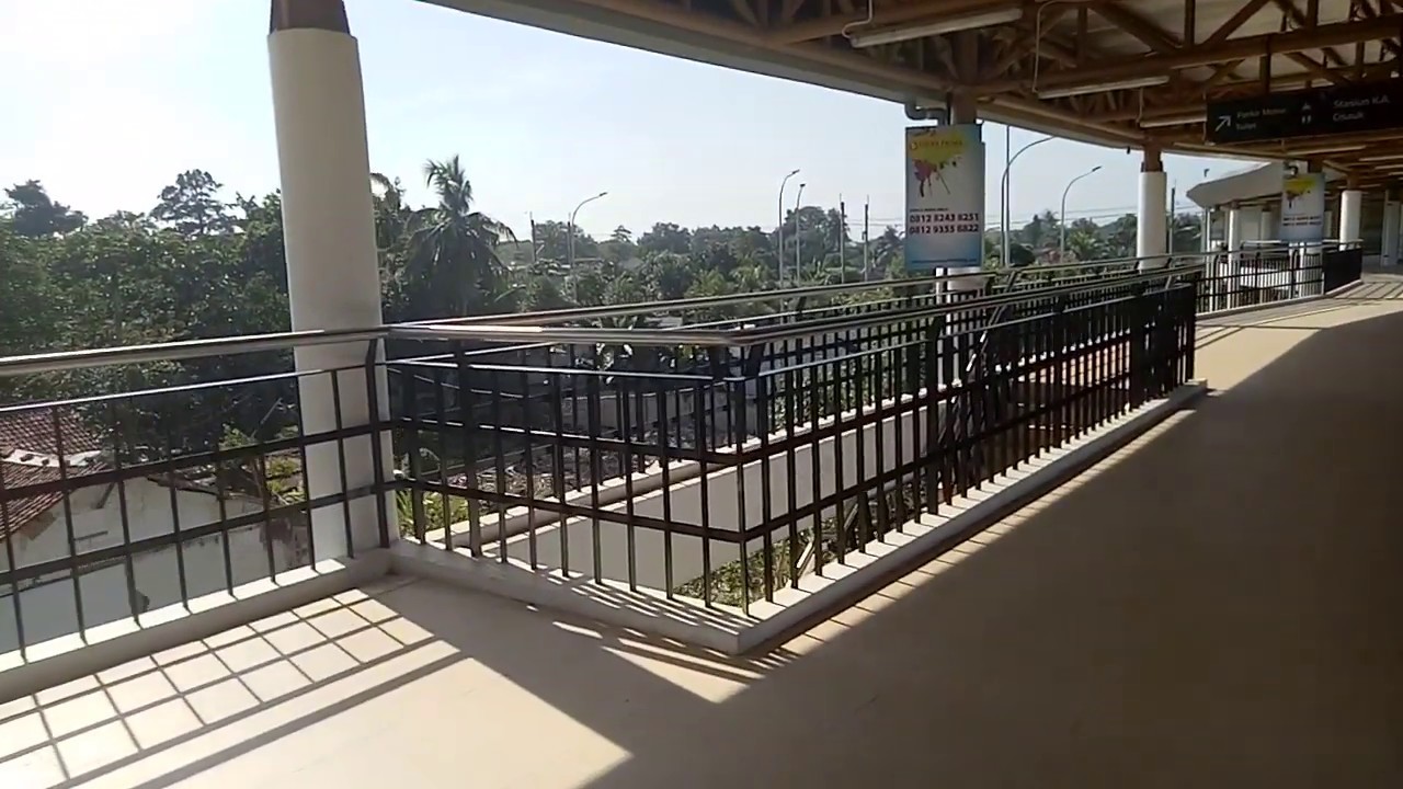 Skybridge Stasiun Cisauk Intermoda BSD - YouTube