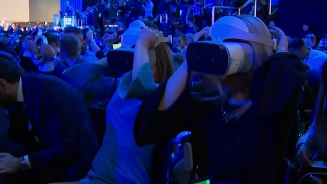 Virtual reality plays big role at Detroit auto show - YouTube