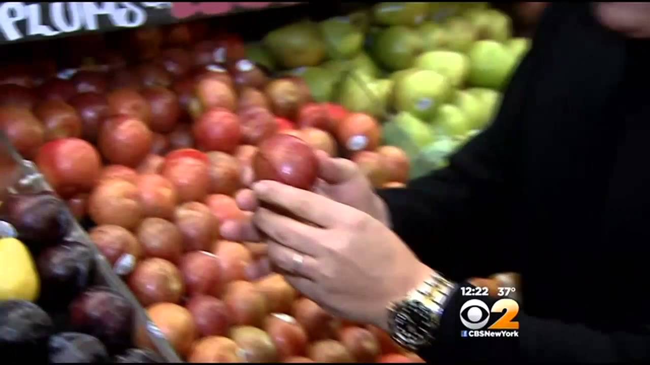 Fresh Grocer Tony Tantillo: South American Plums - YouTube