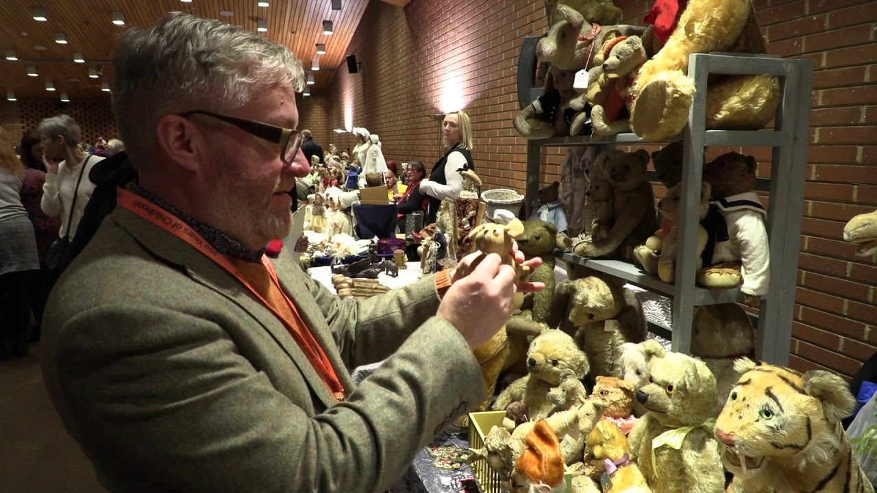 Daniel Agnew reviews Leanda Harwood - YouTube