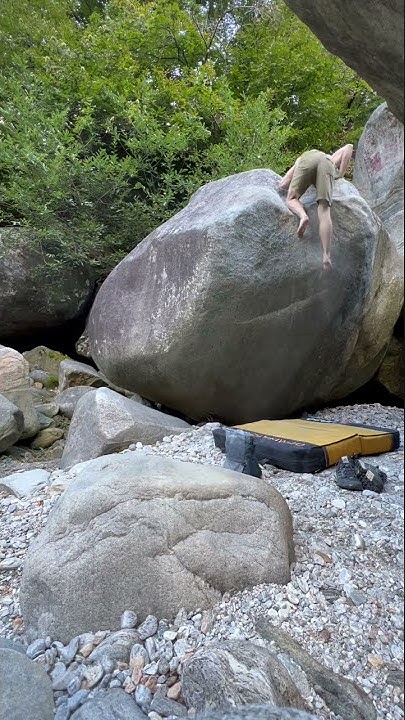 No Feet Problem 7C (flash) | Brione Bouldering - YouTube