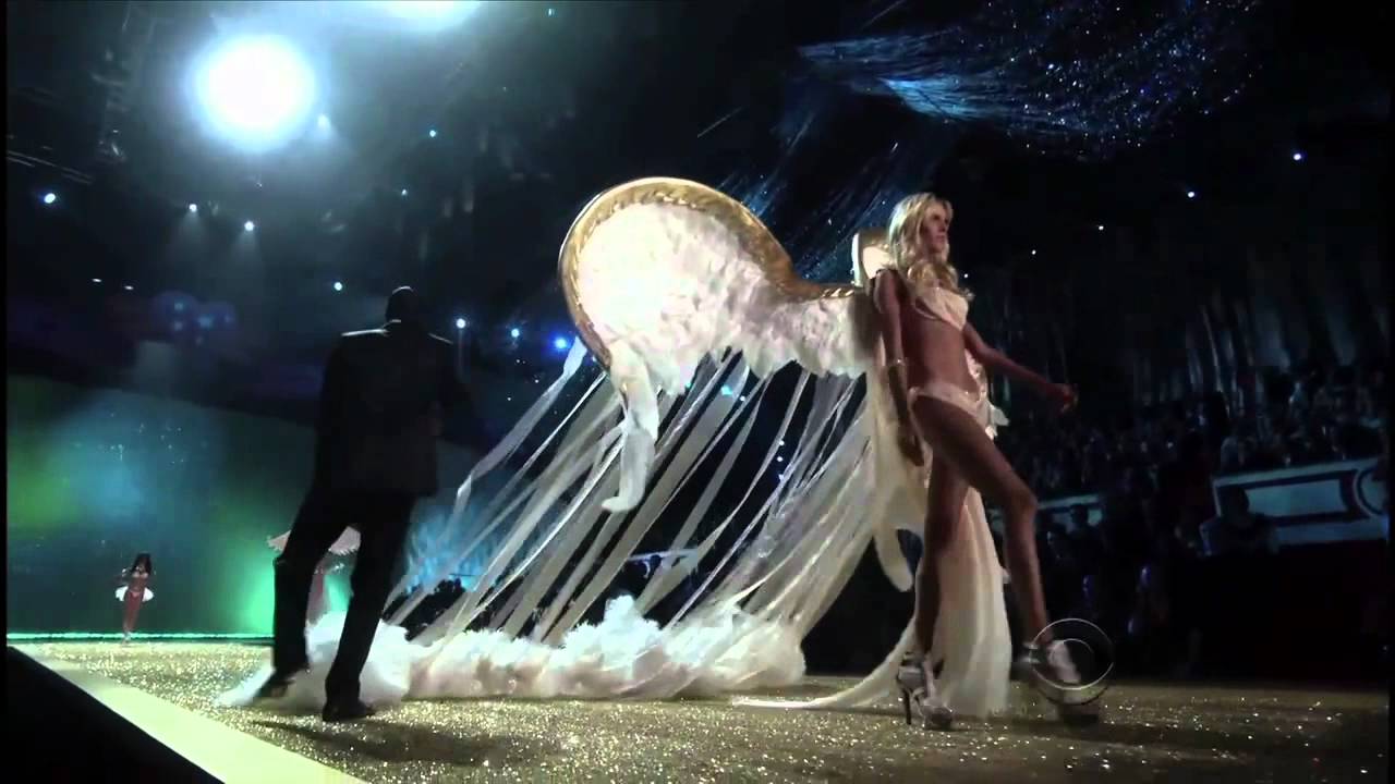 AKON (ANGEL) AT THE 2011 VICTORIA SECRET PAGENT - YouTube