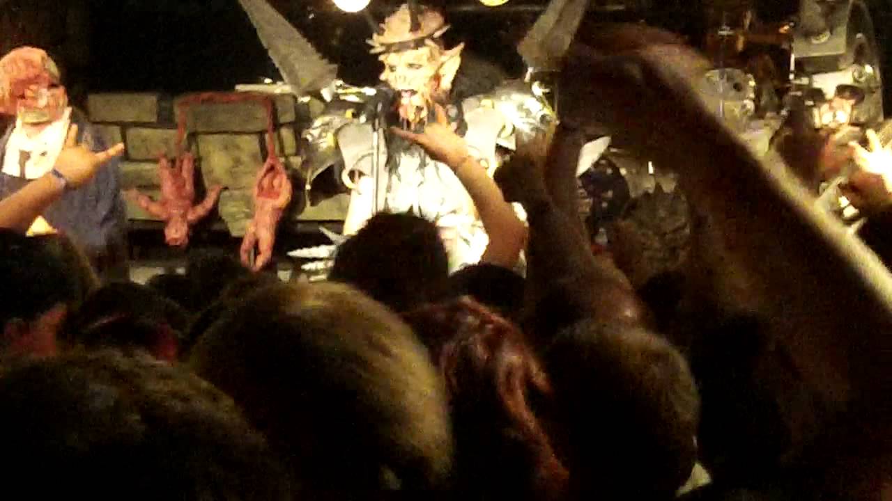 Gwar Shooting blood in the crowd - YouTube