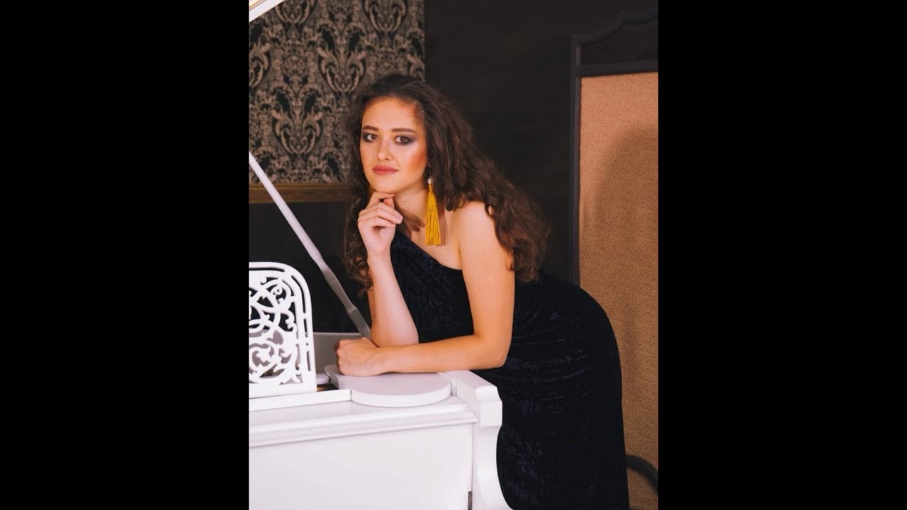 Female Singer&pianist Adeli |Vocalist and pianist Bahrain | Saudi ...