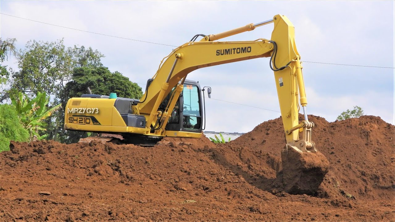 Sumitomo SH210 Excavator Swinging Dirt - YouTube