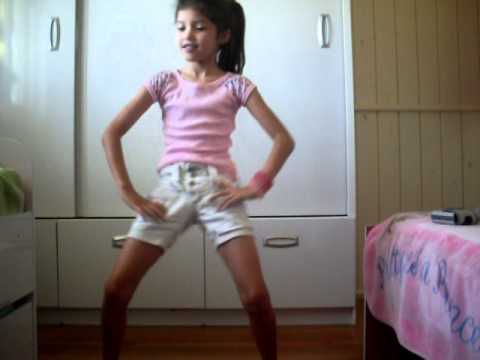 Emili Nauana Dançando Kuduro - YouTube