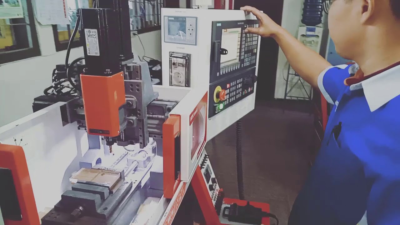 MENGOPERASIKAN MESIN NC/CNC (Sinumerik 808D Milling) - YouTube