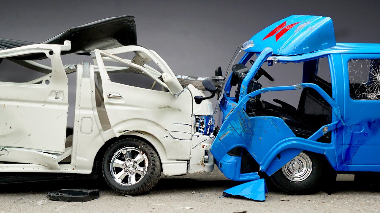 Crash Test of Toyota Hiace & Isuzu Truck Diecast Model - Slowmotion ...