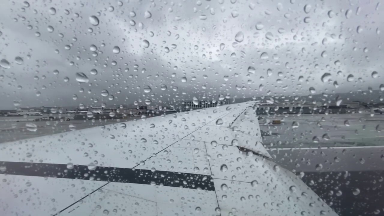 United flight takeoff on a rainy day - YouTube