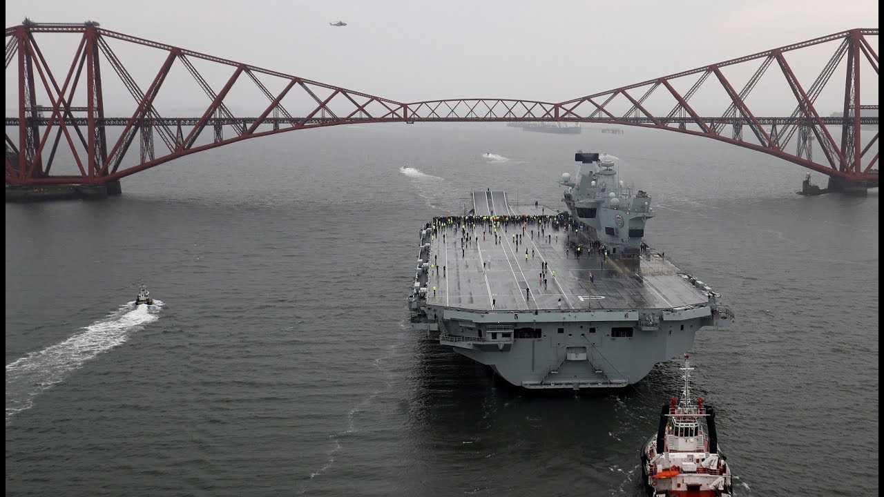 Timelapse - HMS Prince of Wales passes under the Forth Bridges - YouTube
