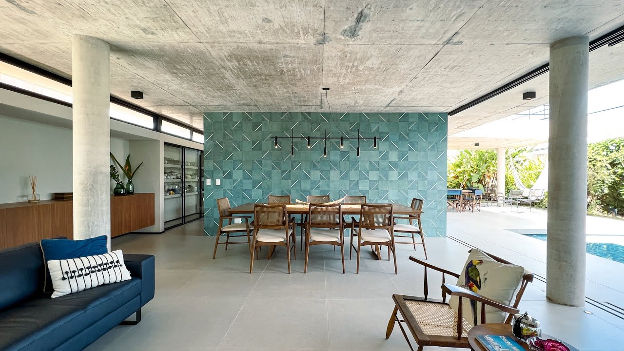 Minimalismo e Brutalismo: Explorando uma Casa Modernista que Redefine o ...