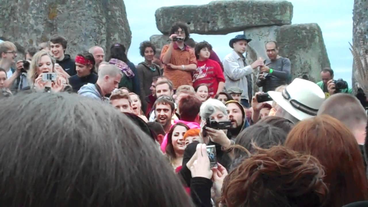 Stonehenge Summer Solstice 2012 - mass chanting chants - YouTube