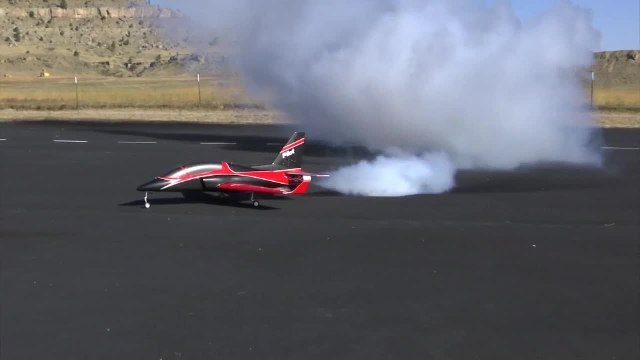 Speed, dips, dives thrill at radio-control airshow near Billings - YouTube