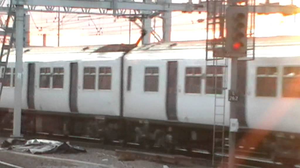 NXEA Class 321 353 arriving at Stratford Station, 28/01/2012 - YouTube