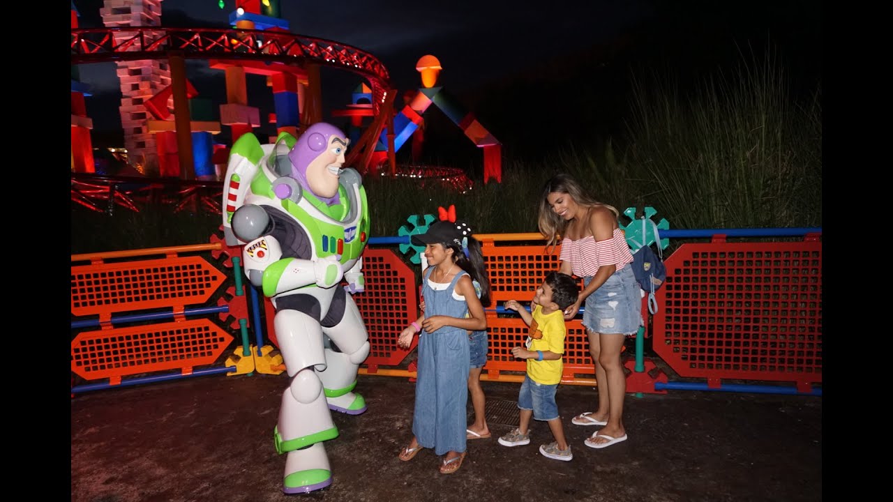 TOY STORY LAND : SLINKY DOG DASH & SAYING GOODBYE - YouTube