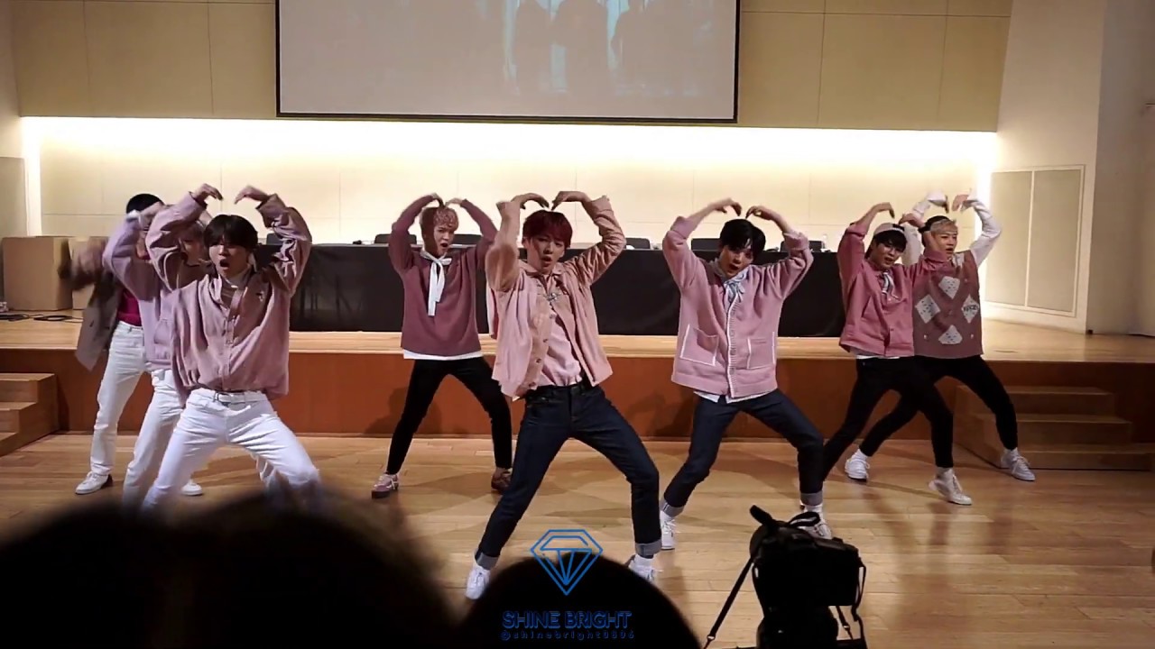 D-Crunch (디크런치) "보고싶게": 181117 페럼타워 팬싸 (Ferrum Tower Fansign) - YouTube