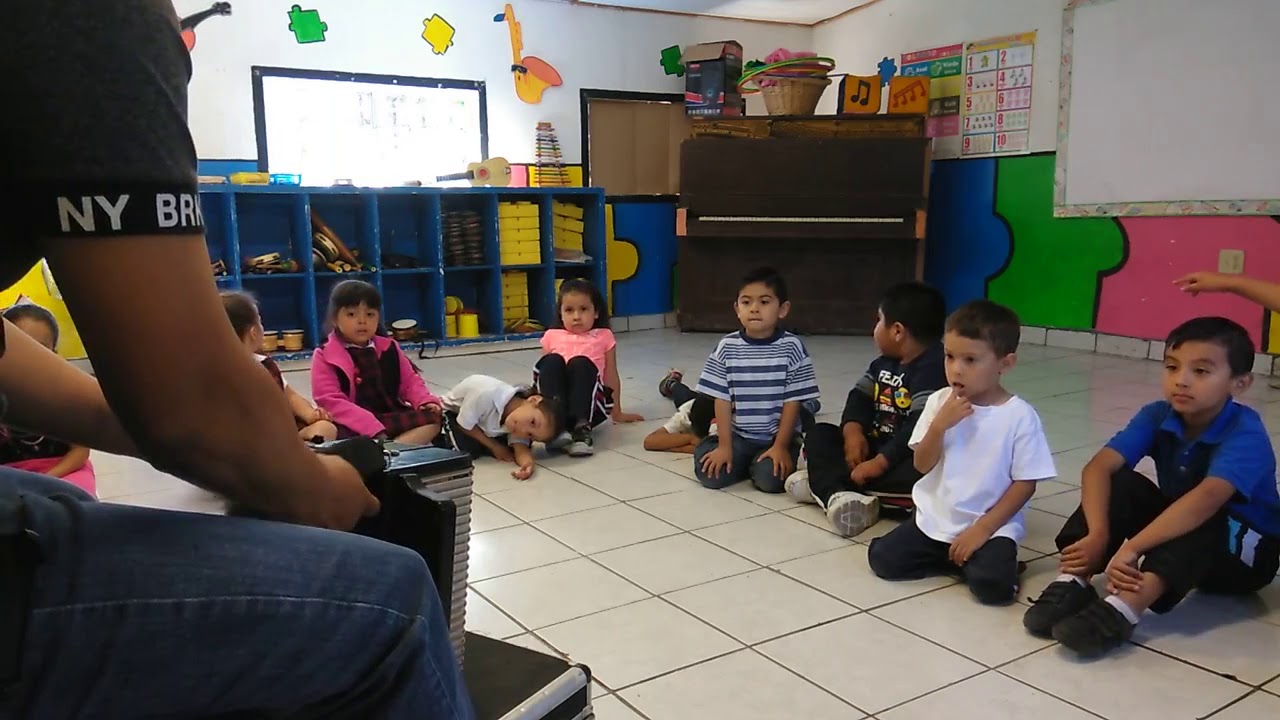 descubriendo acordeon. clase de musica - YouTube