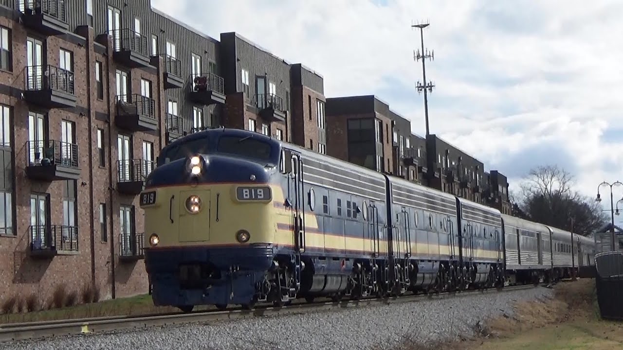 TCRM F7A 819 w/ Mixed Cast P5A Leads a North Pole Express on 12/18/21 ...