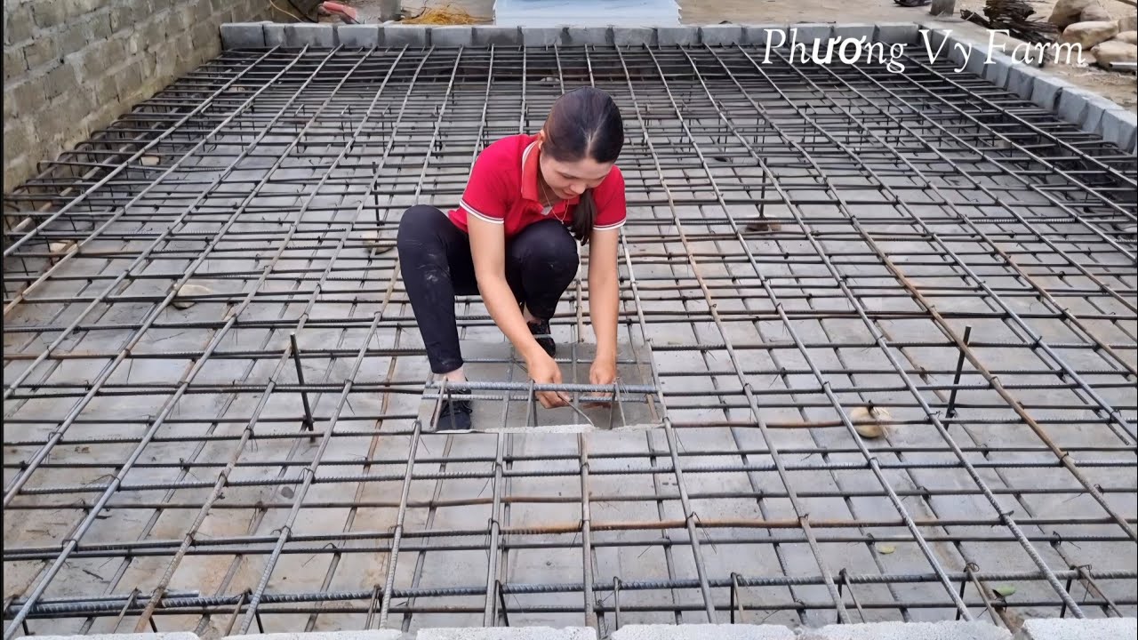 Pour reinforced concrete for the bottom of the 200m3 water storage tank ...