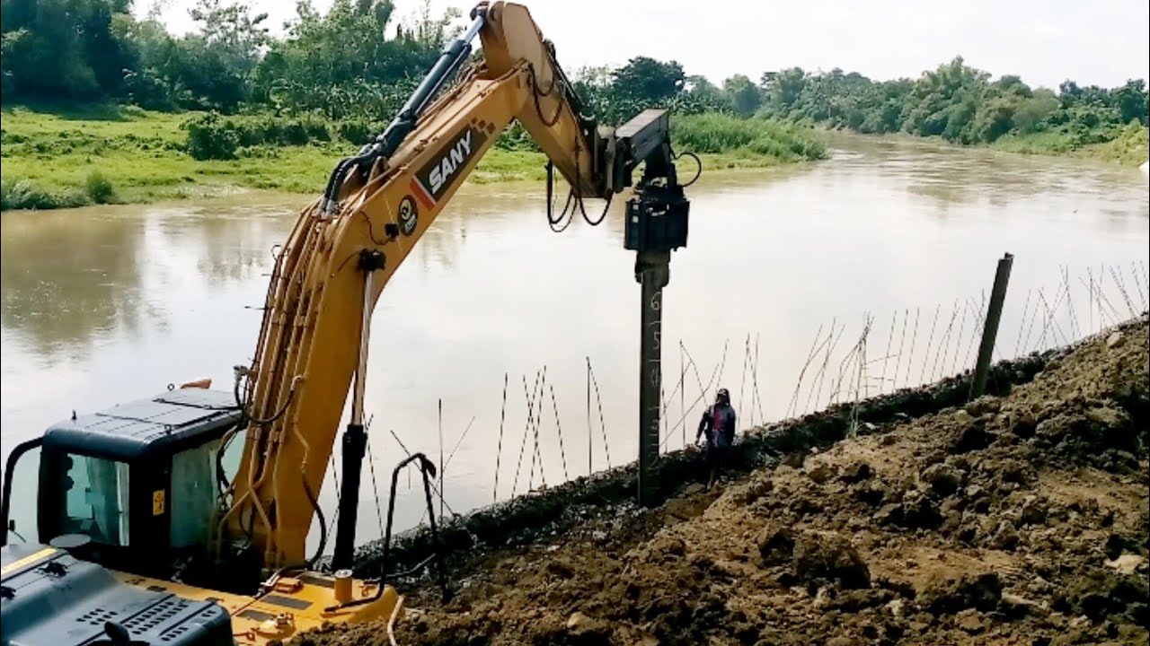 SANY SY15H Excavator driving still sheet pile on the second berm ob ...