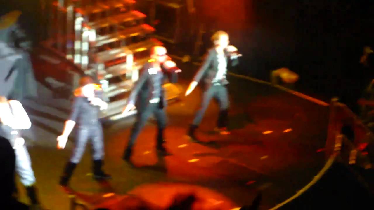 Backstreet Boys - Everybody (Backstreet's Back) LIVE - YouTube