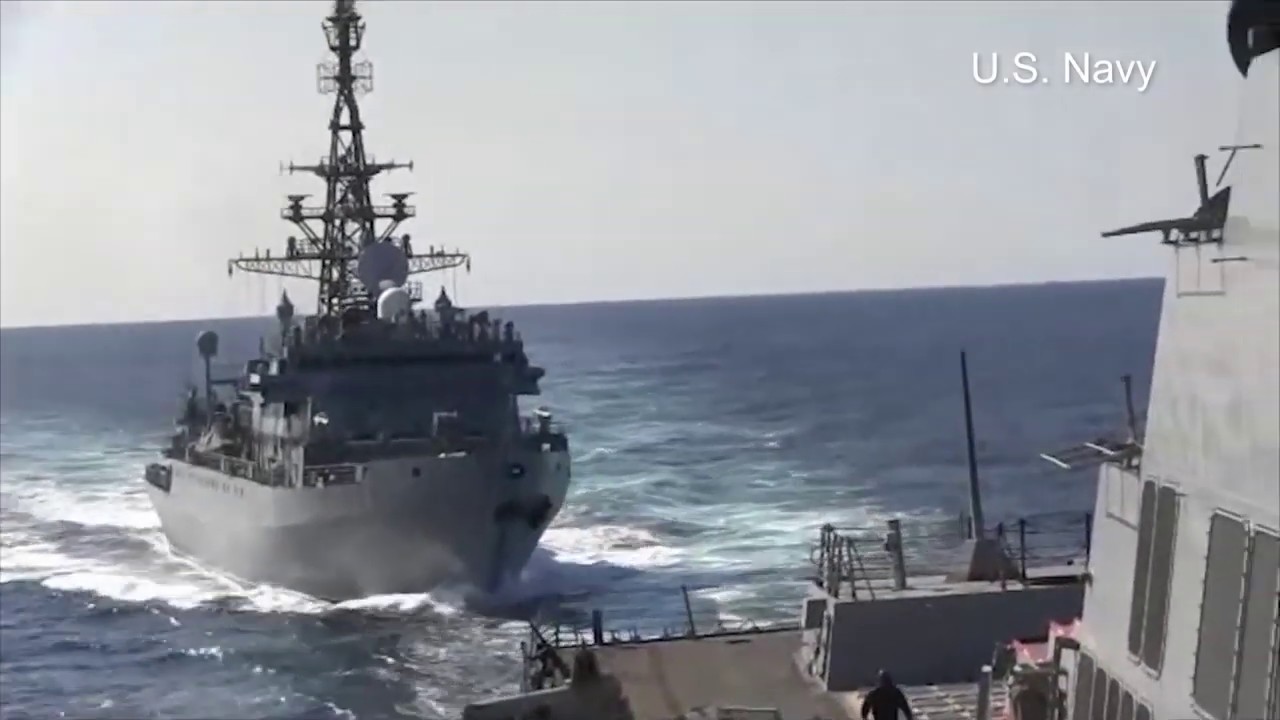 NAVIOS AMERICANO E RUSSO QUASE COLIDEM NO MAR ARÁBICO - YouTube