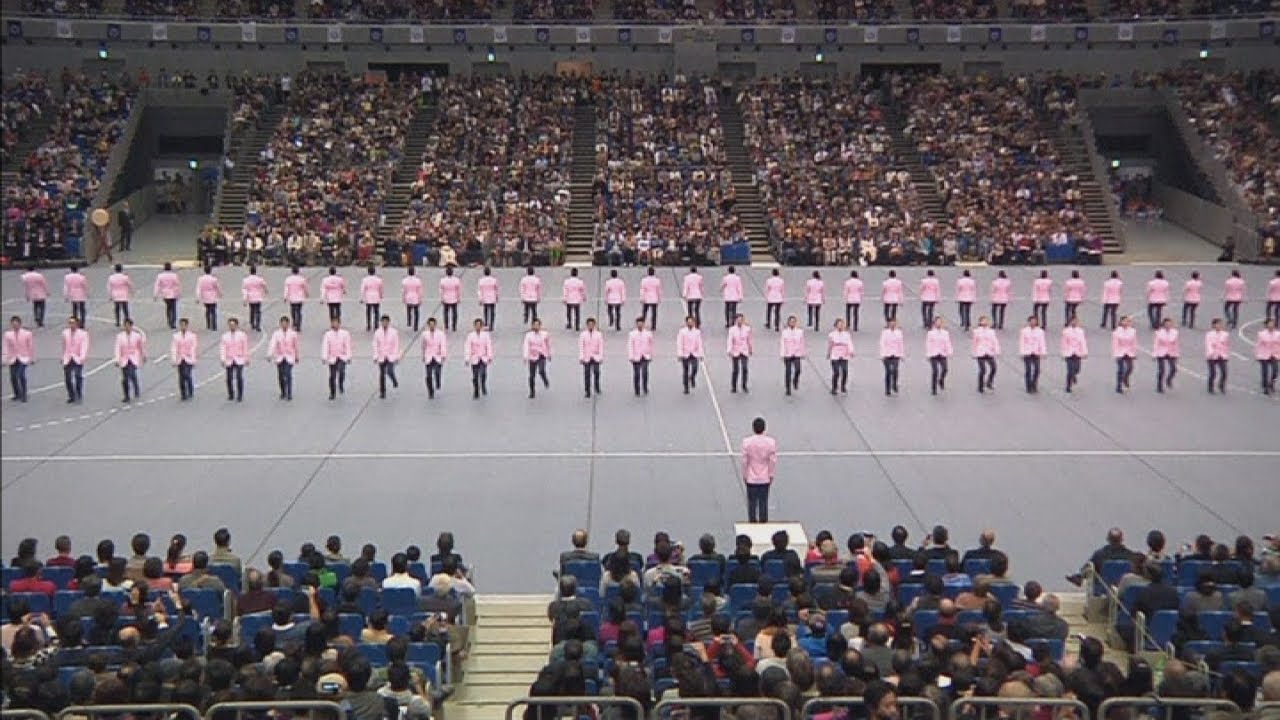 Japanese synchronized walking: Students perfect synchronized walking routines - YouTube