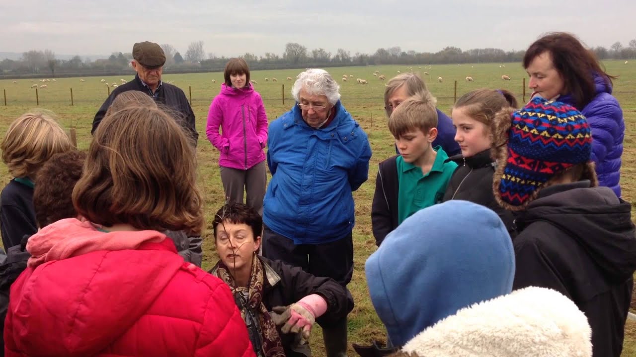 Aylesbury Vale tree planting with Longwick School - YouTube