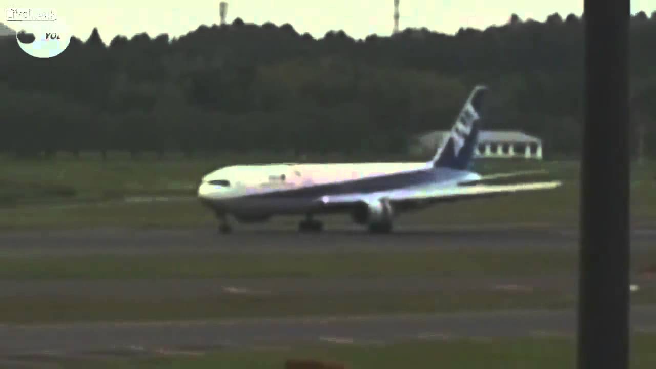 Boeing 767 damaged after 'hard landing' - YouTube