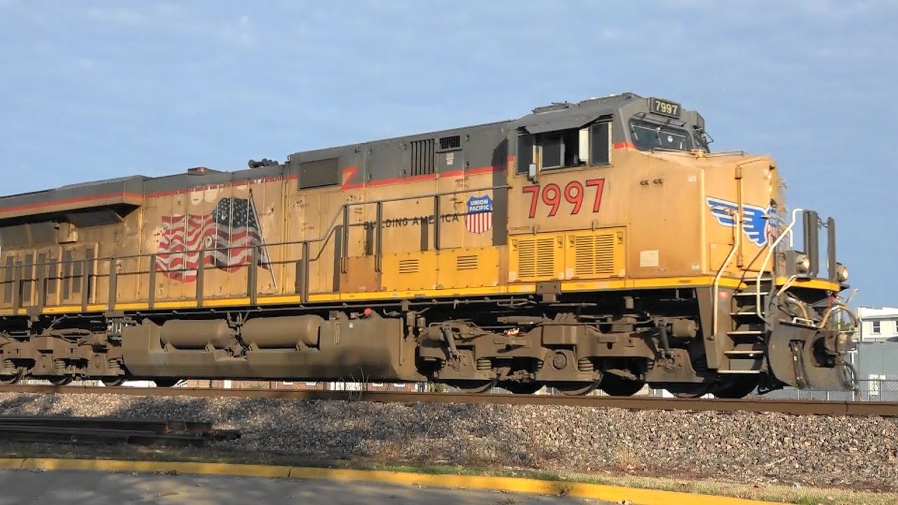 Five UP Engines Lead Z-Train, Fort Madison, IA - YouTube