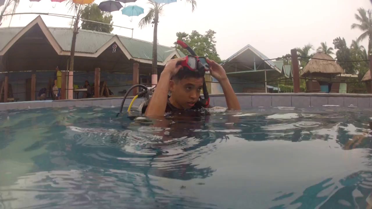 Daniel in the Pool Learning to Scuba Dive - YouTube