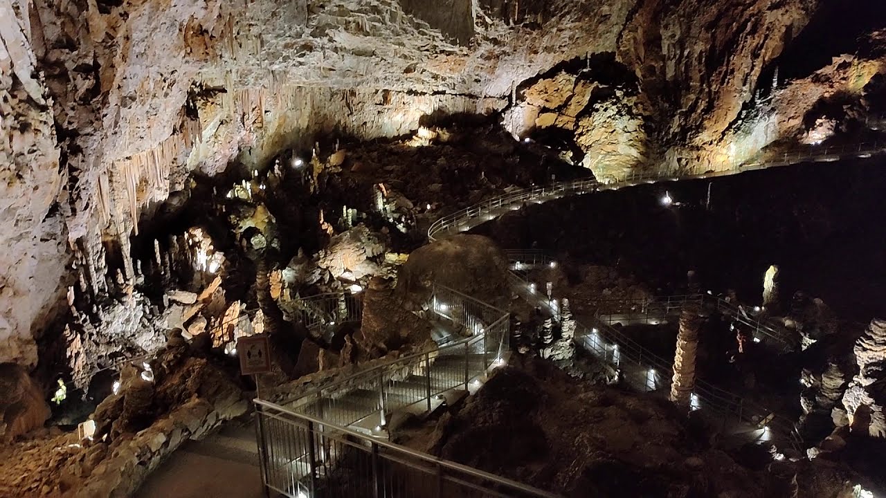 La Grotta Gigante nei dintorni di Trieste: visita tra stalattiti e ...