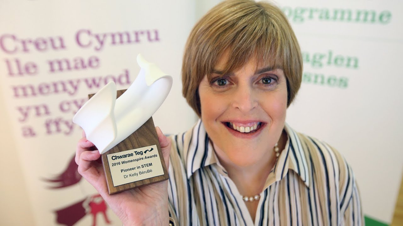 Dr Kelly BéruBé. Chwarae Teg Womenspire Awards 2016. - YouTube