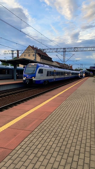 Odjazd IC ,Warmia’ oraz IC ,Brda’ i w tle EIC ,Posejdon’ na stacji Iława główna #pkp #train # ...